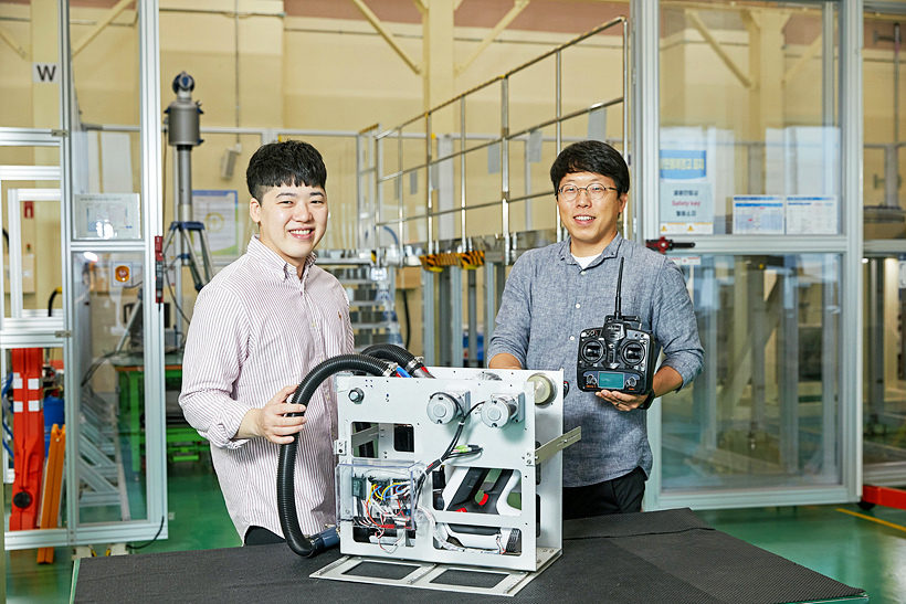 원격 조종 로봇으로 사업장 안전 Up 효율 Up 삼성디스플레이 직원들이 공정 클리닝 로봇 직접 개발한 사연은